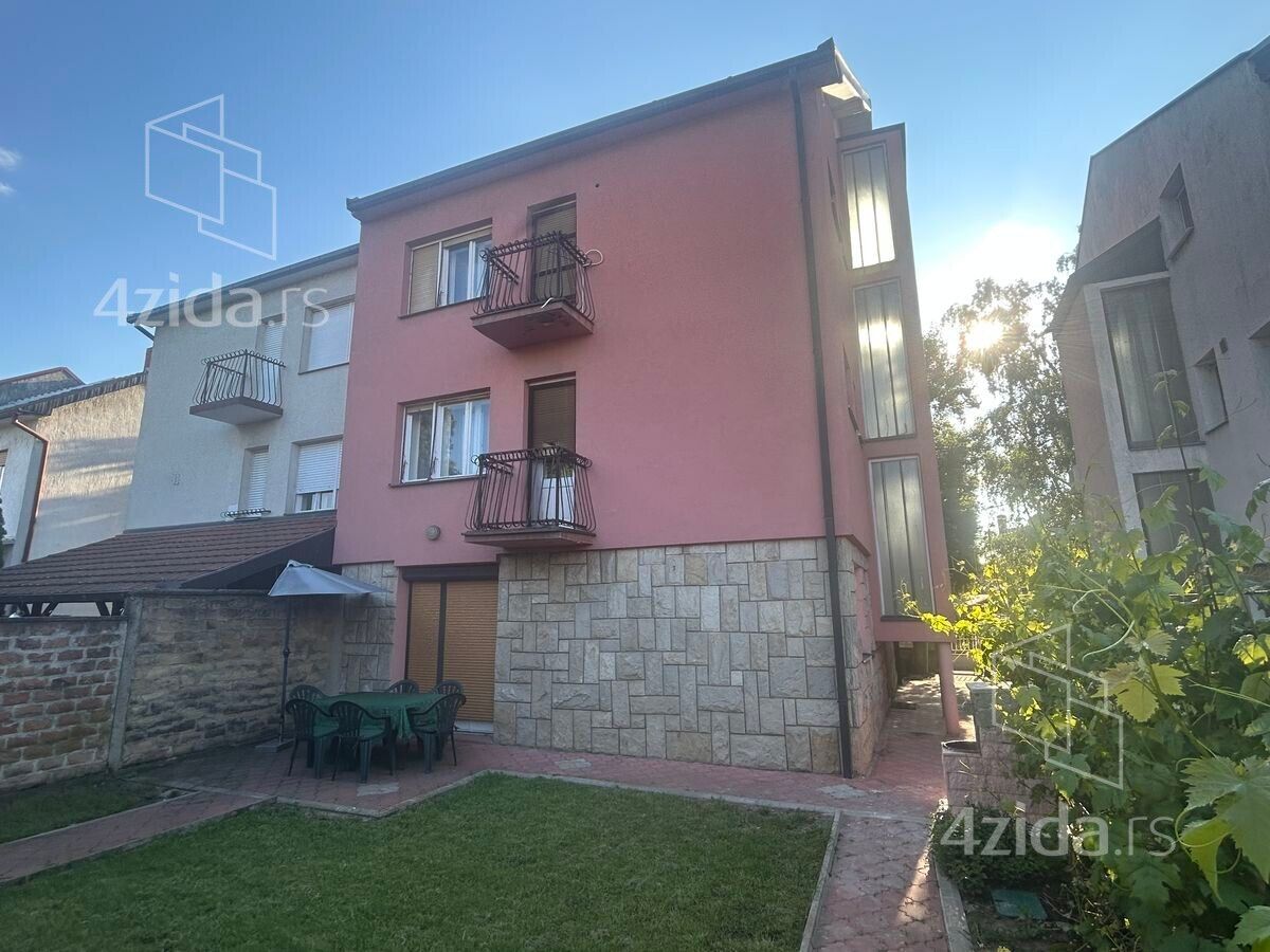 3-etažna kuća na prodaju, Dolja, 125.000€, 220m²