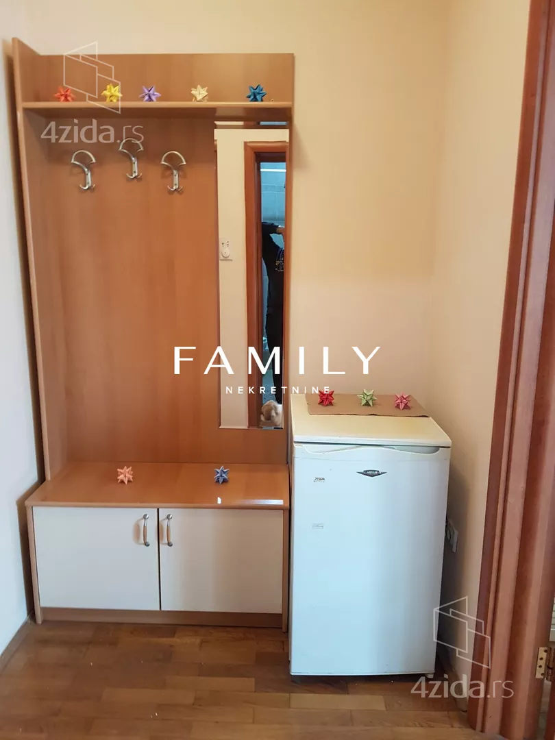 Garsonjera za izdavanje, Grbavica, 300€, 24m²