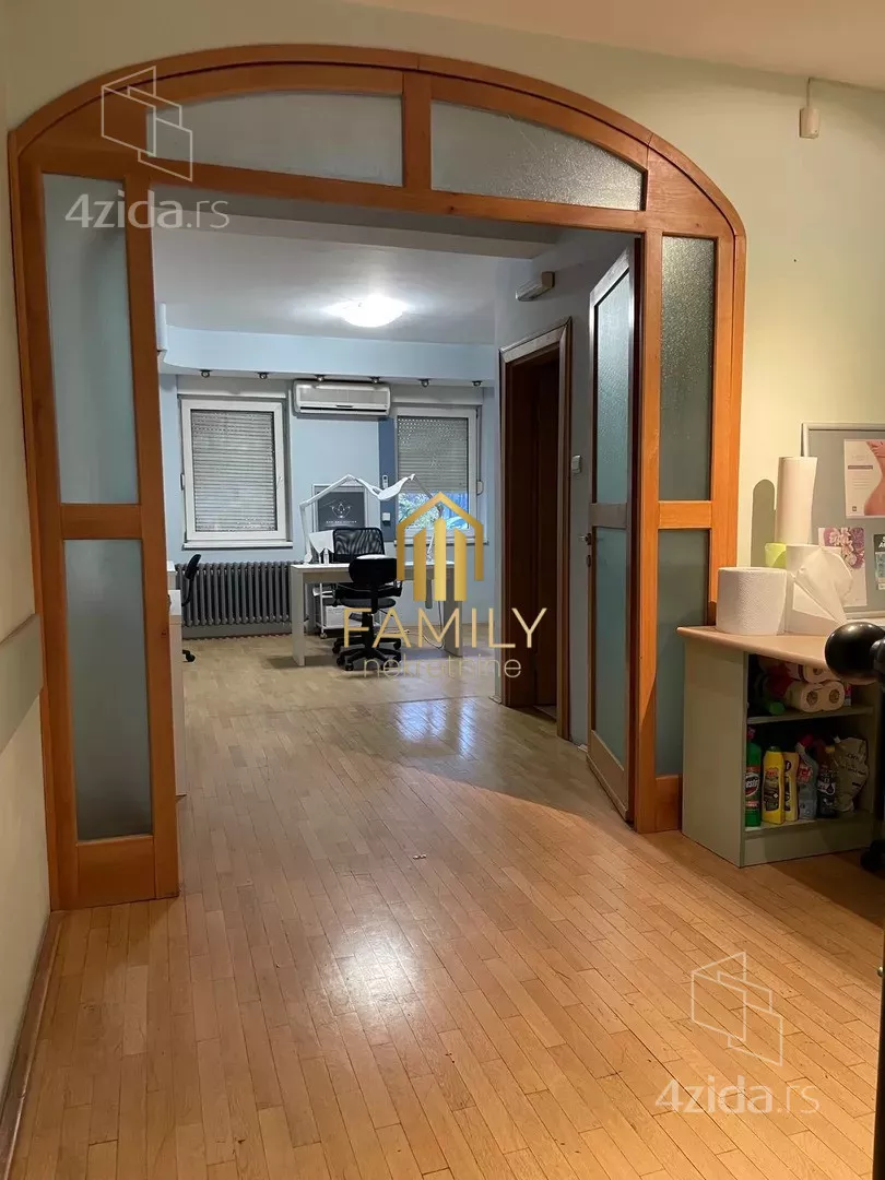 Poslovni prostor za izdavanje, Liman 4, 800€, 90m² - 4zida